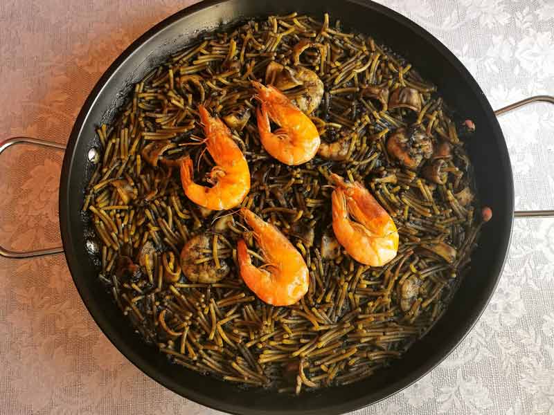 Fideuá negra paso a paso. Sabor y tradición en tu mesa