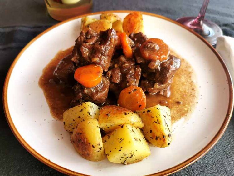 Estofado de ternera con patatas | Recetas con Sazón