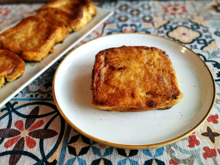 Torrijas caramelizadas con pan brioche | Recetas con Sazón